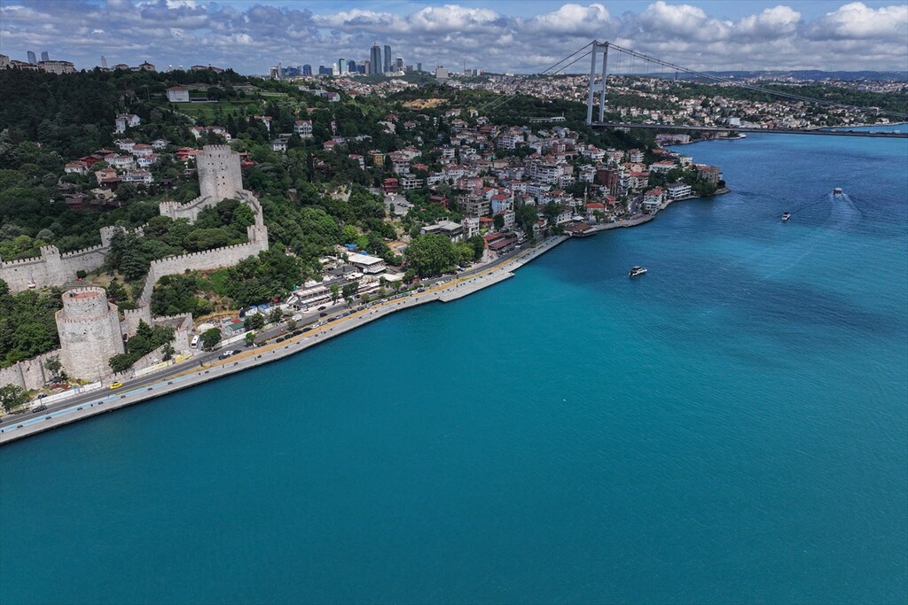 İstanbul Boğazı turkuaz renge büründü