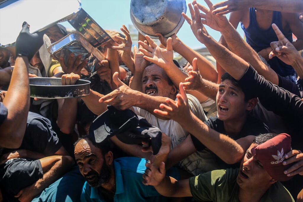 Hot meals distributed to displaced Palestinians in Gaza