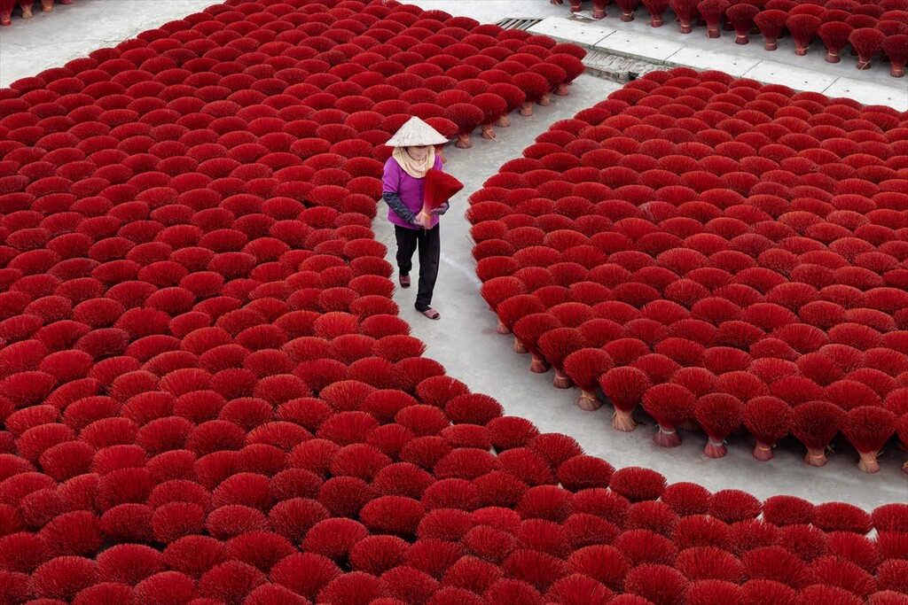 Vietnam's Quang Phu Cau village keeps incense-making tradition alive